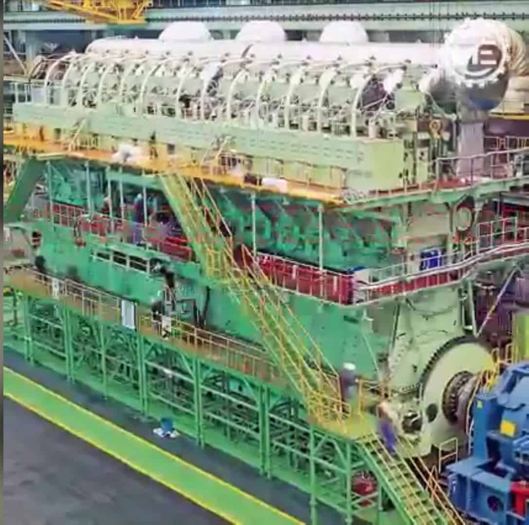 VIDEO: instalacija najvećeg motora na svijetu na kontejneraš EMMA ...