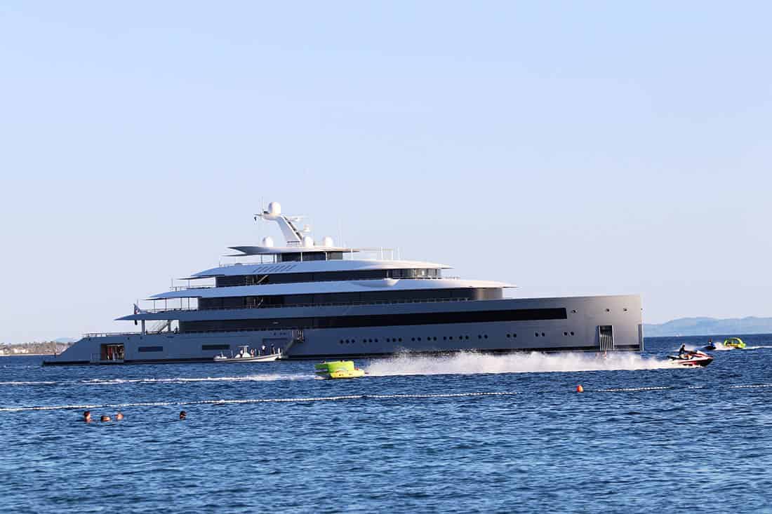 FOTO: Američki milijarder i osnivač Whatsapp-a uplovio u Vir s tri mega ...