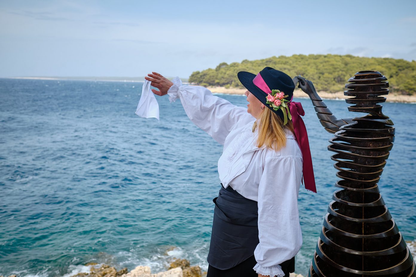 ADDIO: Na Lošinju postavljena skulptura posvećena ženama pomoraca - Pomorac