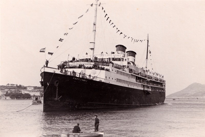 Kako su naši iseljenici brodom Partizanka vraćali iz Australije, Novog ...