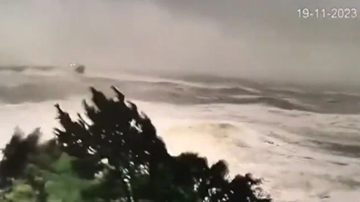VIDEO: Olujno nevrijeme na Crnom moru zbog kojeg se jedan brod ...