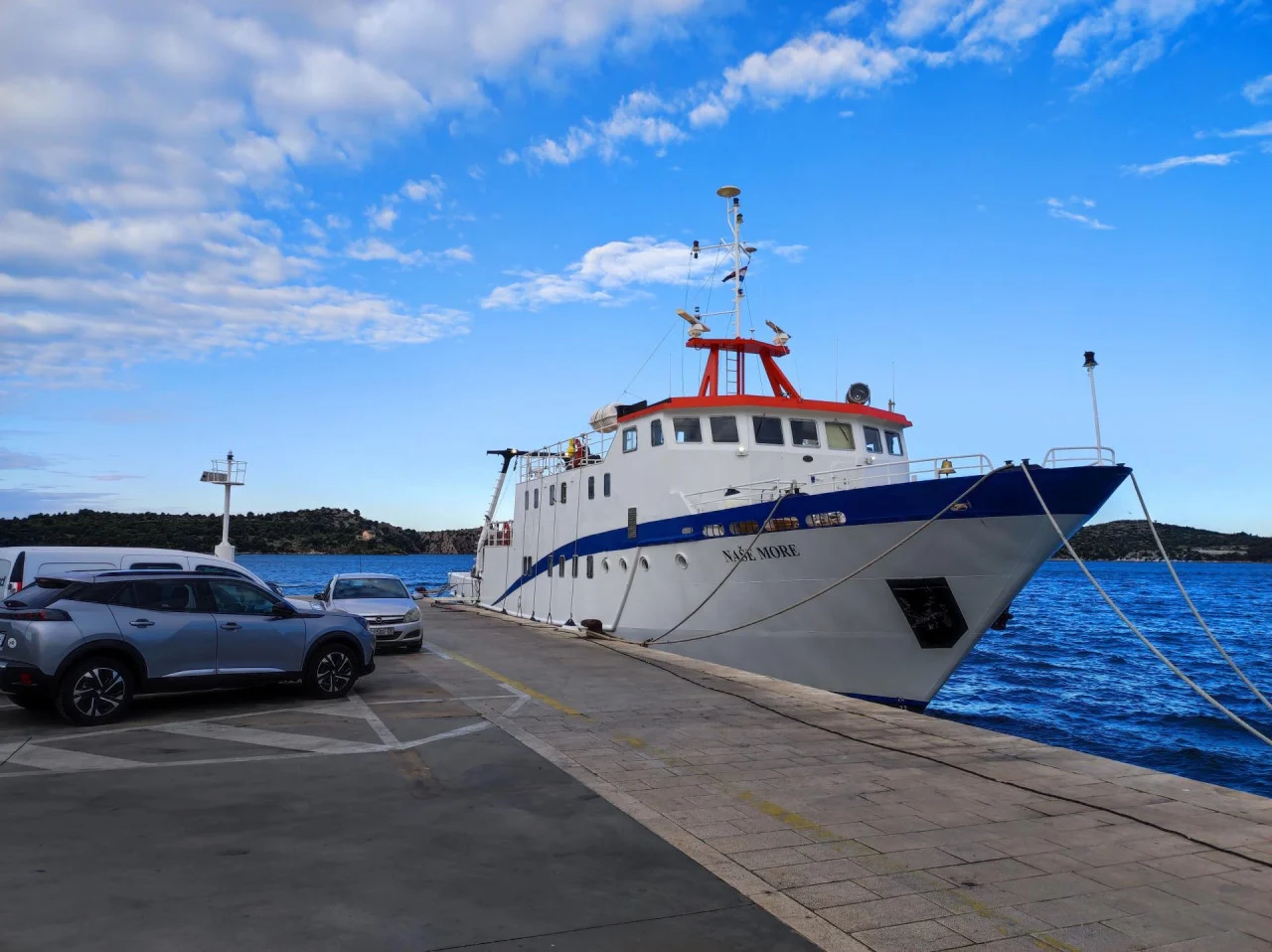 Na šibenskoj rivi privezan brod "Naše more": Iako mu je luka upisa ...