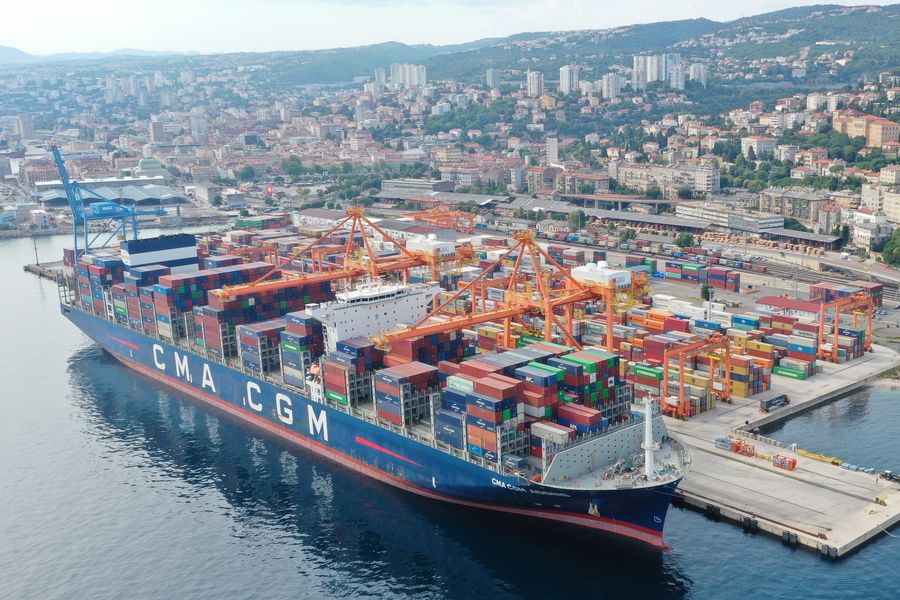 Rijeka dočekala svoj najveći brod: CMA CGM ADONIS privezan na AGCT-u ...